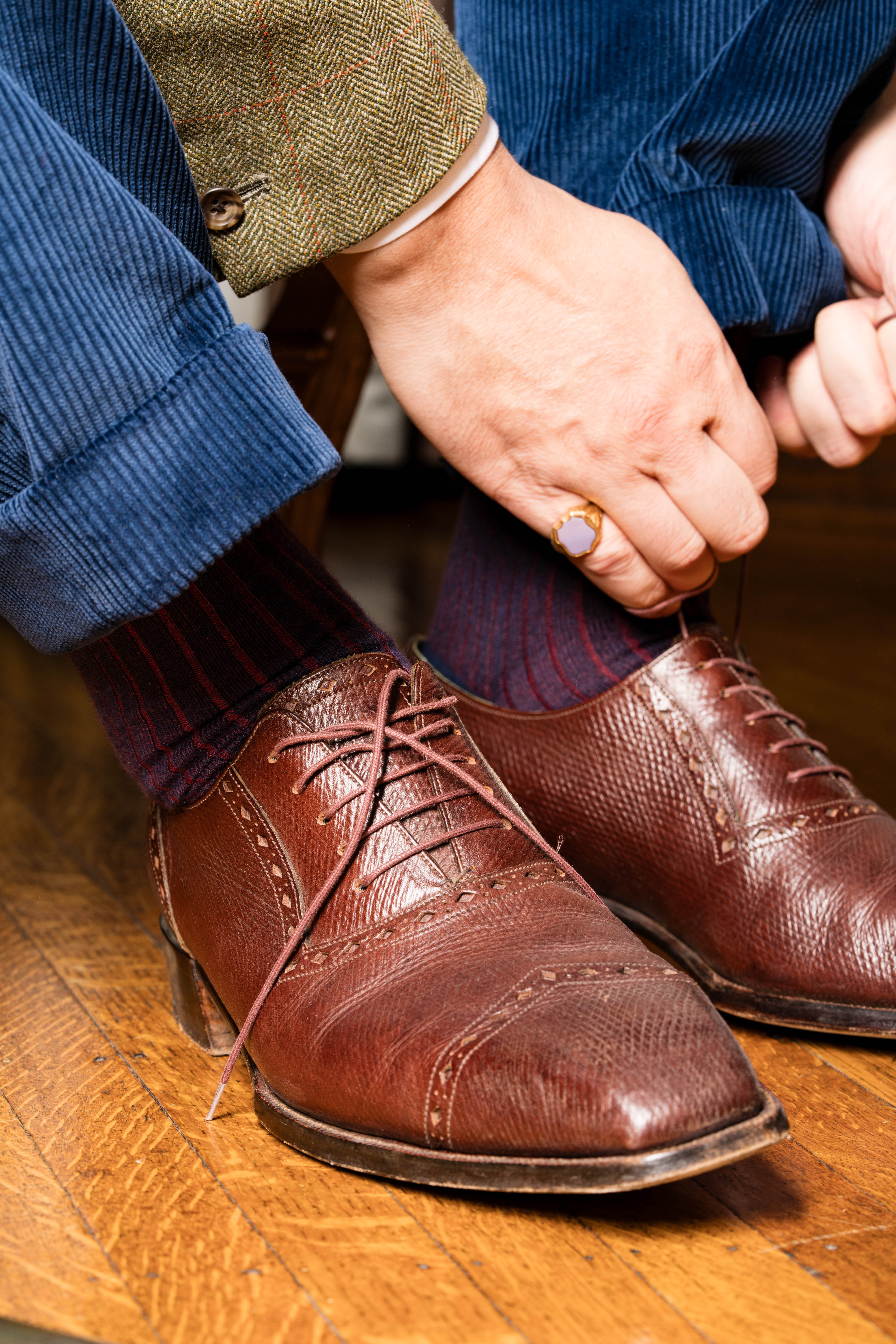 Navy & Red Shadow Stripe Midweight Cotton Socks – Gentleman's Gazette