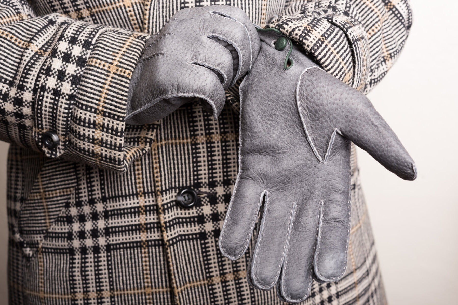 Peccary Gloves Unlined in Grey with Button - Fort Belvedere – Gentleman ...